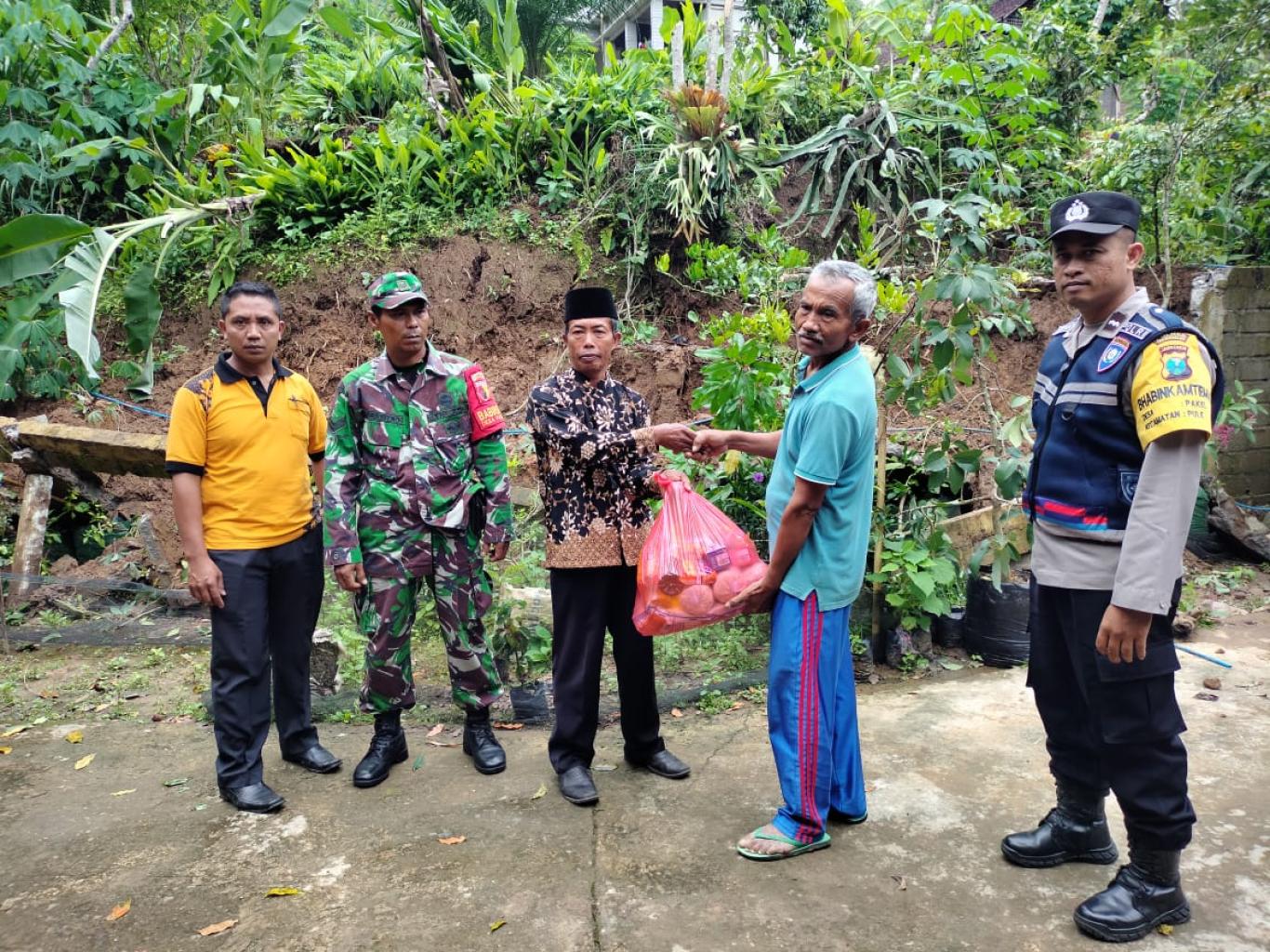 Tanah Longsor di Desa Pakel, Kecamatan Pule Trenggalak: Warga Bersatu ...