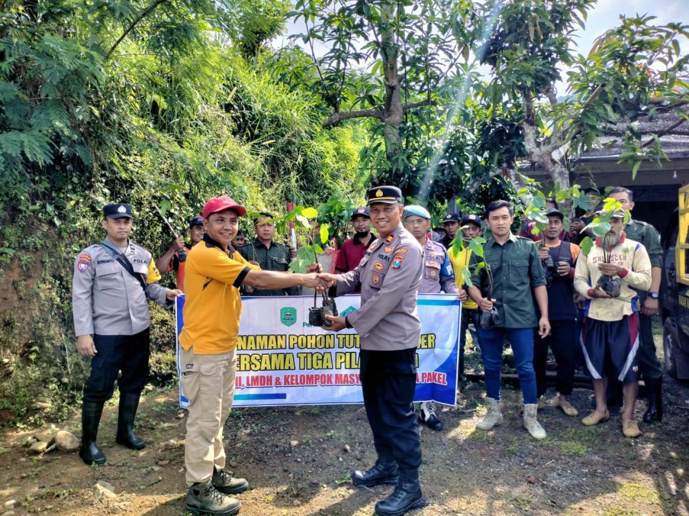 PENANAMAN POHON PUCUNG UNTUK TUTUP SUMBER - Website Desa PAKEL