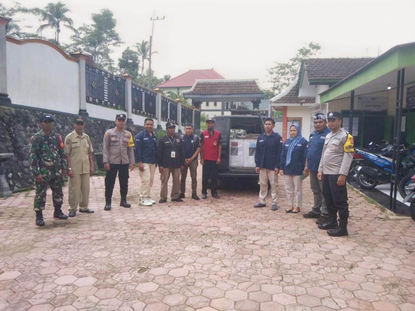 PENGANTARAN KOTAK SURAT SUARA PILKADA DI DESA PAKEL - Website Desa PAKEL